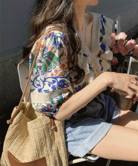 리즈미 히피브이넥bl 레이스 브이넥 블라우스