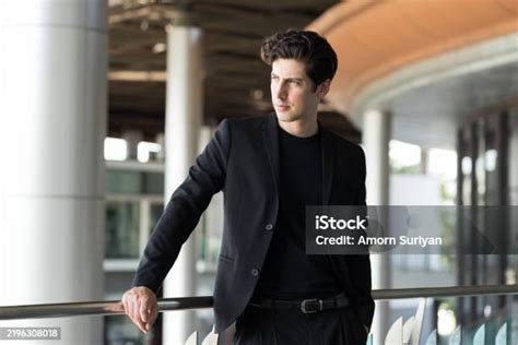 사업가와 사무실의 건물 장소 사무 건물에서 양복을 입은 전문 사업가의 초상화 현대 사무실을 배경으로 서 있는 사업가 30 34세에 대한 스톡 사진 및 기타 이미지 Istock