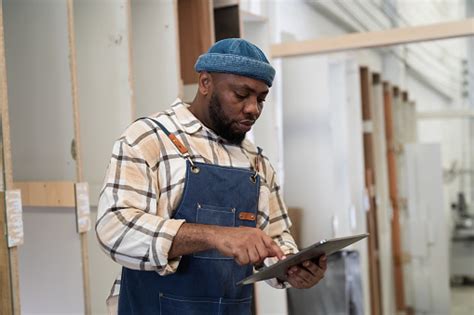 목공 작업장에서 디지털 태블릿을 사용하는 남자 목수의 초상화 목재 공장에서 일하는 소목 장 남성 Diy에 대한 스톡 사진 및