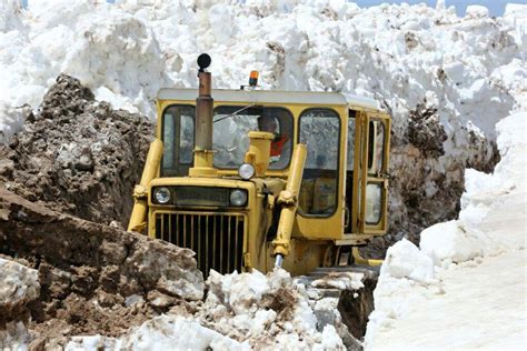 بارش برف در چند محور مواصلاتی استان قزوین آغاز شد