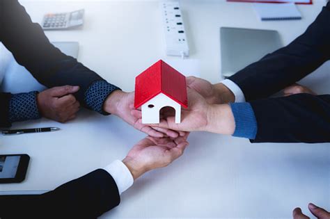 비즈니스 팀웍 들고 논의와 하우스 부동산 사무실에서 판매 개념에 대 한 속성입니다 직장 전략 회의 성공적인 팀웍입니다 거래자에 대한 스톡 사진 및 기타 이미지 Istock