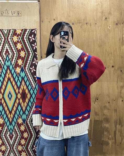 레트로감성포근 커플룩 강추 찐사진보장 러블리한 에스닉 카라 집업니트 2 Color Unisex 따뜻 포근한 유니크한 니트 데이트룩 추천아이템 에이블리