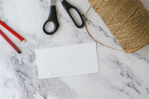 밧줄로 만든 크리스마스 트리 어린이를위한 단계별 핸드메이드 공예품의 최고 보기 Diy 리본 로프 개별 인사말 카드 메리 크리스마스를 만드는 데 사용되는 가위 0명에 대한