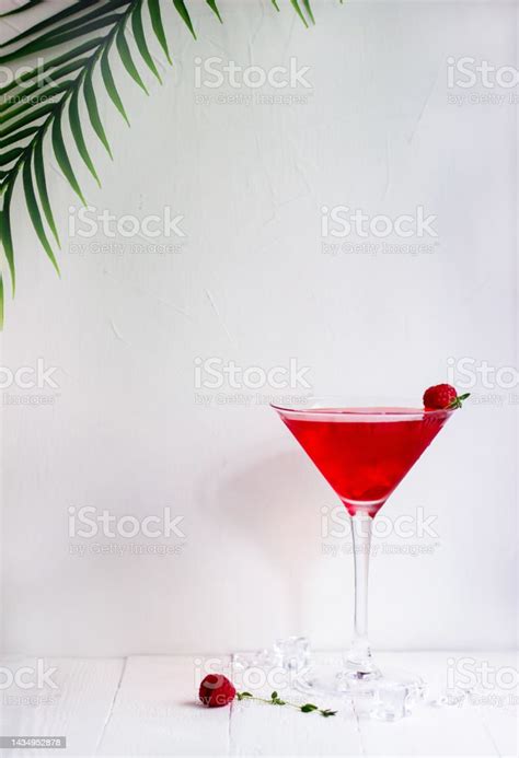 흰색 나무 테이블에 라즈베리와 타임을 곁들인 레드 알코올 칵테일 0명에 대한 스톡 사진 및 기타 이미지 0명 건강관리와 의술 그레나딘즈 Istock