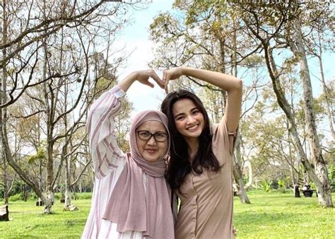 Potret Kenangan Sabrina Anggraini Dan Sang Ibu Idn Times