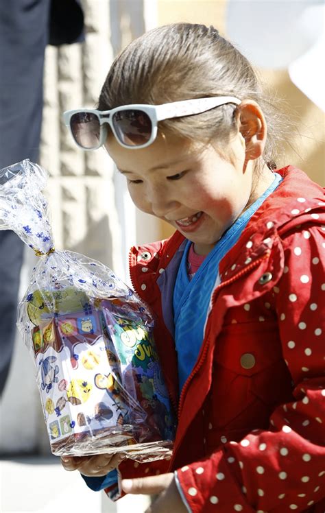 Баянзүрх дүүргийн хүүхэд багачуудыг баярлууллаа