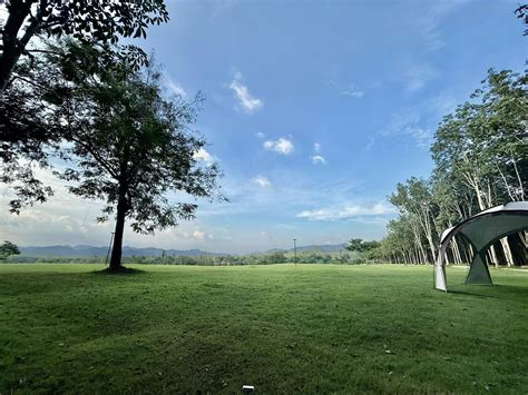 ลานหญ้าที่จะจัดงานดนตรี “พือลาลาม มิวสิคเฟสติวัล” พร้อมมากๆแล้ว ณ ขณะนี้ที่จะเอาเวทีมาลง เจอกัน