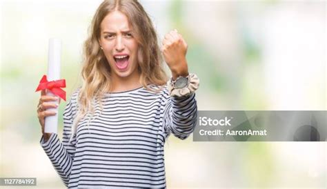 아름 다운 젊은 금발의 여 자가 격리 된 배경 짜증을 통해 학위 증명서를 들고 분노와 함께 소리를 내 고 좌절 하 고 소리 분노 개념 감정에 대한 스톡 사진 및 기타 이미지