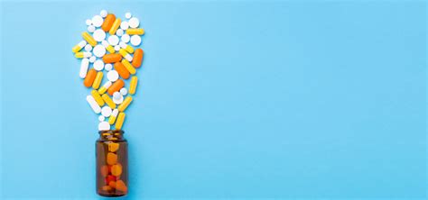 수평 의료 배너 파란색 배경 상단 보기에 유리 병에서 멀티 컬러 정제와 알약 캡슐 0명에 대한 스톡 사진 및 기타 이미지 0