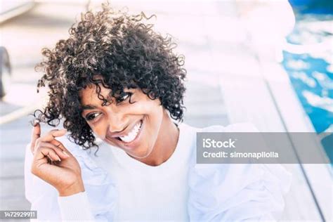 젊은 흑인 여성들이 혼자 웃고 야외 레저 활동을 즐기는 초상화 여성의 행복과 독립의 밝은 이미지 아프리카 민족 헤어 스타일 여자 큰 미소 쾌활 관광에 대한 스톡 사진 및