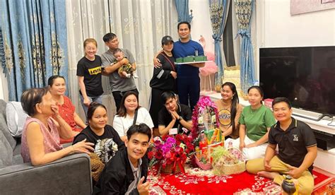 មហាជនបានសម្តែងការភ្ញាក់ផ្អើល ក្រោយពីបានឃើញមិត្តភក្តិជិតស្និត នៅក្នុងចង្កោមអ្នកសិល្បៈដូចគ្នា