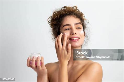 아름다운 여성이 얼굴 크림을 들고 깨끗한 피부에 적용합니다 피부염에 대한 스톡 사진 및 기타 이미지 피부염 20 24세 개념 Istock