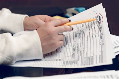 여자는 세금 문서 작업 세금 양식을 채웁니다 양식 1040 개인 소득세 반환 형태입니다 Internal Revenue Service에 대한 스톡 사진 및 기타 이미지