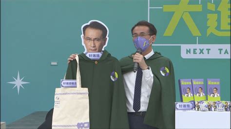 象徵運轉桃園 鄭運鵬身披「好運篷」