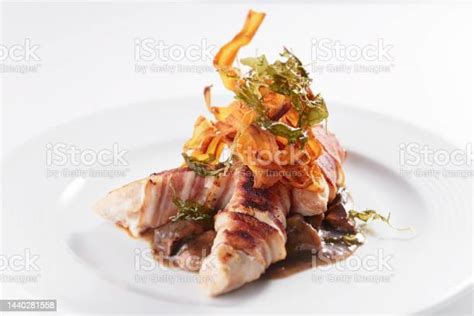 흰색 접시에 베이컨과 쇠고기를 곁들인 맛있는 요리의 근접 촬영 0명에 대한 스톡 사진 및 기타 이미지 0명 건강한 생활방식 고기 Istock