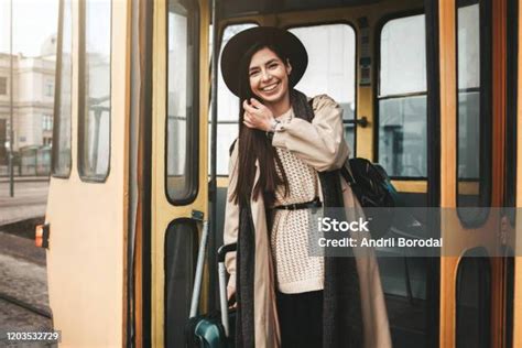 아름다운 세련된 소녀 여행자 와 가방 도착 떨어져서 전차 떠남에 대한 스톡 사진 및 기타 이미지 떠남 젊은 여자 케이블 카 Istock