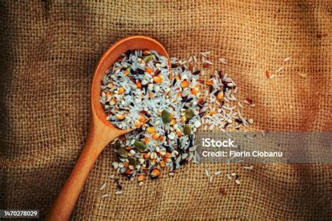 혼합 멀티 곡물 전통 태국 쌀 옥수수 해바라기 호밀 참깨 그리고 욥의 눈물은 대마 자루 배경에 건강하고 깨끗한 음식을위한 최고의 음식입니다 갈색에 대한 스톡 사진 및 기타