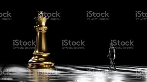 체스판 보드에서 황금 여왕 체스 조각으로 걸어가는 사업가의 검은 모습 반란에 대한 스톡 사진 및 기타 이미지 반란 금융 추상적인 Istock