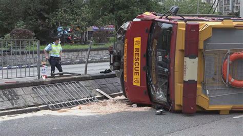 大埔消防車失事撞壆翻側 無人傷 Now 新聞
