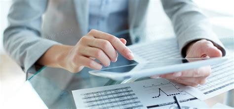 操作平板电脑的人物背景图片素材免费下载熊猫办公