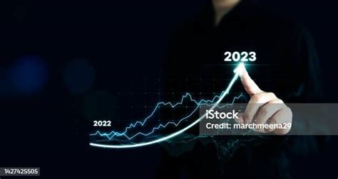 화살표 그래프를 가리키는 사업가 그래프 기업 미래 성장 계획 성공과 성장 성장을위한 사업 개발 2022 년에서 2023 년까지 개념 2022년에 대한 스톡 사진 및 기타