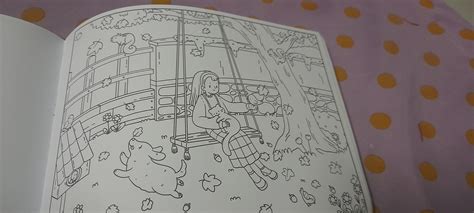 색칠하기 페이지 한 소녀가 고양이와 강아지와 함께 공원에서 자연의 아름다움 속에서 하루를 즐깁니다