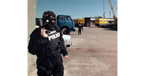 Хванаха шофьорски книжки менте и незаконни оръжия при трима