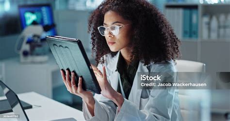 태블릿 독서 및 실험실에서 의학 연구 프로젝트 또는 실험에 종사하는 여성 과학자 제약 혁신을 위한 디지털 기술을 갖춘 과학 경력 및 여성 연구원 과학자에 대한 스톡 사진 및