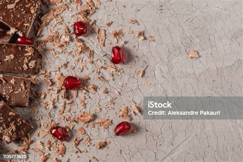 깨진 된 초콜릿 조각과 초콜릿 분말 헤이즐넛 초콜릿과 레드 석류와 함께 초콜릿 복사 붙여 넣기와 배경에 Beton 0명에 대한 스톡 사진 및 기타 이미지 Istock