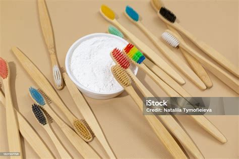 베이지 색 파스텔 배경에 여러 가지 빛깔의 친환경 대나무 칫솔과 흰색 칫솔 세트 제로 폐기물 지속 가능한 라이프 스타일 플라스틱 프리 컨셉 0명에 대한 스톡 사진 및 기타