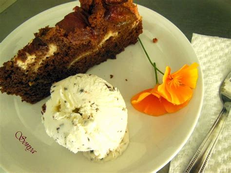 Обърнат шоколадов сладкиш със сини сливи карамел и пълнеж от сирене крема Шоколад Карамель Крем