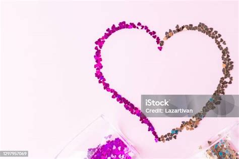 여러 가지 빛깔의 반짝이로 만든 하트 모양 분홍색 배경 위에 하트 모양의 색종이가 튀어 나온 샴페인 안경 2개 발렌타인 데이 컨셉 플랫 레이 0명에 대한 스톡 사진 및 기타