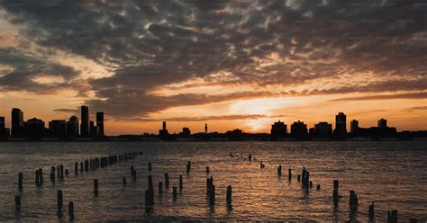 도시를 배경으로 한 수역 사진 Unsplash의 극적인 이미지