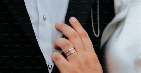 양복과 넥타이를 맨 사람의 클로즈업 사진 Unsplash의 관계 이미지