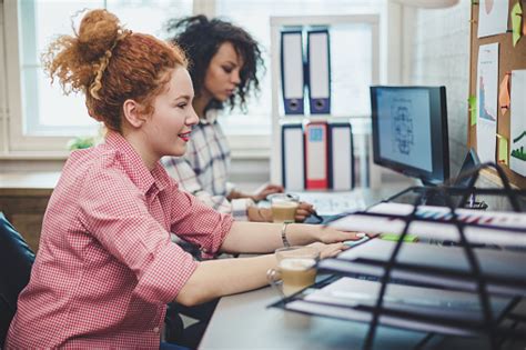 건축가 프로젝트를 함께 작업하는 사무실에서 두 젊은 여성 디자이너 2명에 대한 스톡 사진 및 기타 이미지 2명 건축가 계획 Istock