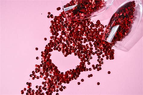 빈 분홍색 축제 배경에 고립 된 샴페인 안경 두 잔 복사 공간 발렌타인 데이 밝은 빛에 대한 스톡 사진 및 기타 이미지 밝은 빛 와인 개념 Istock