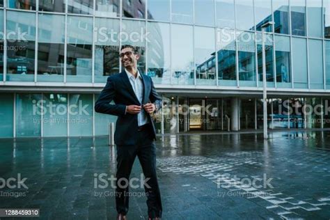 은행 사무실 밖에 서 백인 사업가 는 직장 교대 전에 똑똑하게 웃음 옷을 입고 비즈니스에 대한 스톡 사진 및 기타 이미지