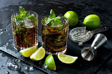 럼주 콜라 라임 홀리데이 파티 컨셉을 곁들인 쿠바 리브레 칵테일 0명에 대한 스톡 사진 및 기타 이미지 0명 감귤류 과일 검은색 Istock