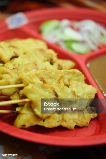 땅콩 소스와 사과 쥬 스를 담그고 돼지고기 사 테 꼬치를 닫습니다 유명한 길거리 음식 태국 로컬 요리 중 하나입니다 0명에 대한 스톡 사진 및 기타 이미지 Istock