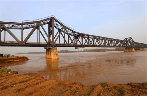 黄河济南泺口段水位下降 路面河水退去留下泥沙 新华网山东频道