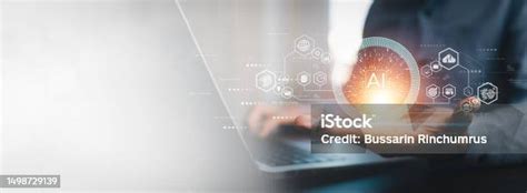 Ai로 노트북이나 스마트폰을 작업하는 프로그래머 기술 아이콘과 바이너리 코드 빅 데이터 Ai 봇 디지털 머신으로 노트북 컴퓨터에서 코딩하는 인공 지능 소프트웨어 엔지니어