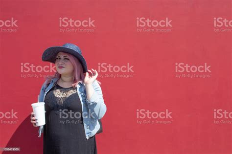 여름에는 빨간 벽 앞에서 상쾌한 음료를 마시는 모자를 쓴 행복한 여성 건강한 생활방식에 대한 스톡 사진 및 기타 이미지