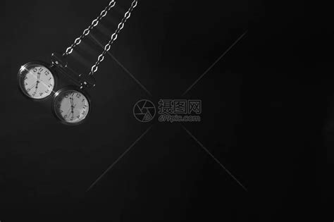 在黑暗背景下摆动怀表催眠概念高清图片下载 正版图片505900439 摄图网 在黑暗背景下摆动怀表催眠概念高清图片下载 正版图片505900439 摄图网