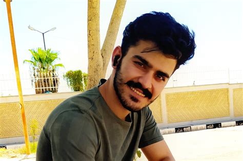 همون پسره درونگرا «لیمیت آراد On Twitter دیروز یه دختره تو مترو زد رو شونم برگشتم سمتش با