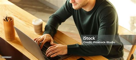 인식 할 수없는 프리랜서 남자 쓰기 기사 작업 직장 실내 파노라마 사무실에 대한 스톡 사진 및 기타 이미지 사무실 힙스터 사람 쓰기 Istock