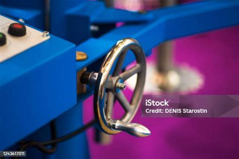 파이프 및 밸브 오일 또는 가스 파이프 라인 밸브 파이프 라인 밸브가있는 석유 및 가스 처리 공장 오프닝 클로징 밸브 밸브 밸브의 세부 사항에 닫습니다 산업 장비 강철에