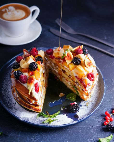 파란색 원형 접시에 딸기 잼이 있는 얇게 썬 빵 사진 Unsplash의 무료 식물 이미지