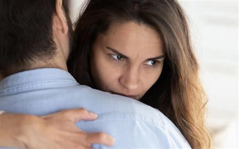 Signs Your Girlfriend Is Cheating 12 Red Flags You Shouldnt Ignore