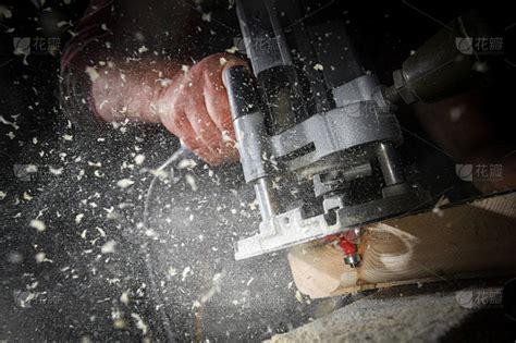 钻孔机在木板上钻孔