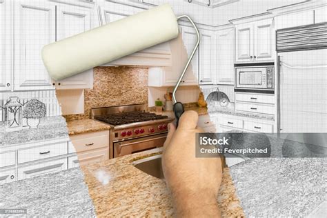 연필 스케치 드로잉 계획 아래에 사용자 정의 부엌 사진을 드러내기 위해 롤러를 그리는 남자의 전후 부엌에 대한 스톡 사진 및